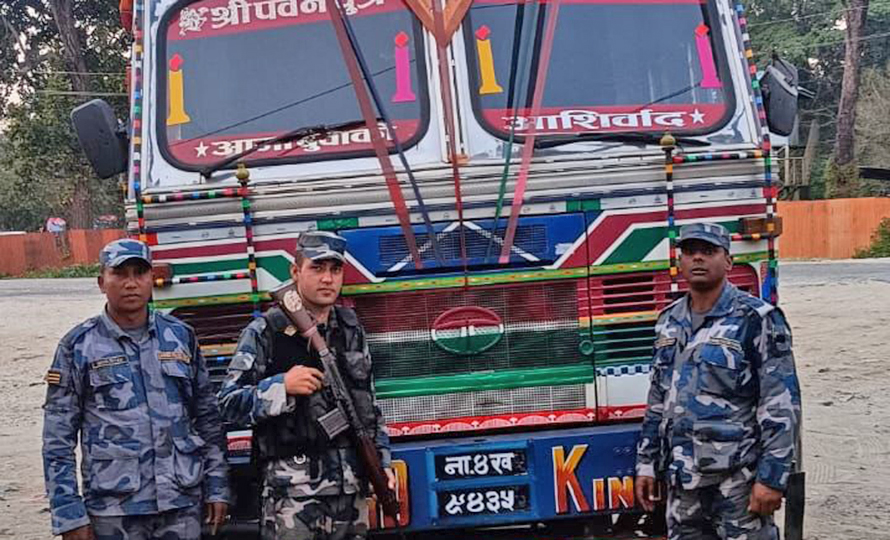 बिलबिजकभन्दा बढी सामान बोकेको ट्रक नियन्त्रणमा | E-kripa